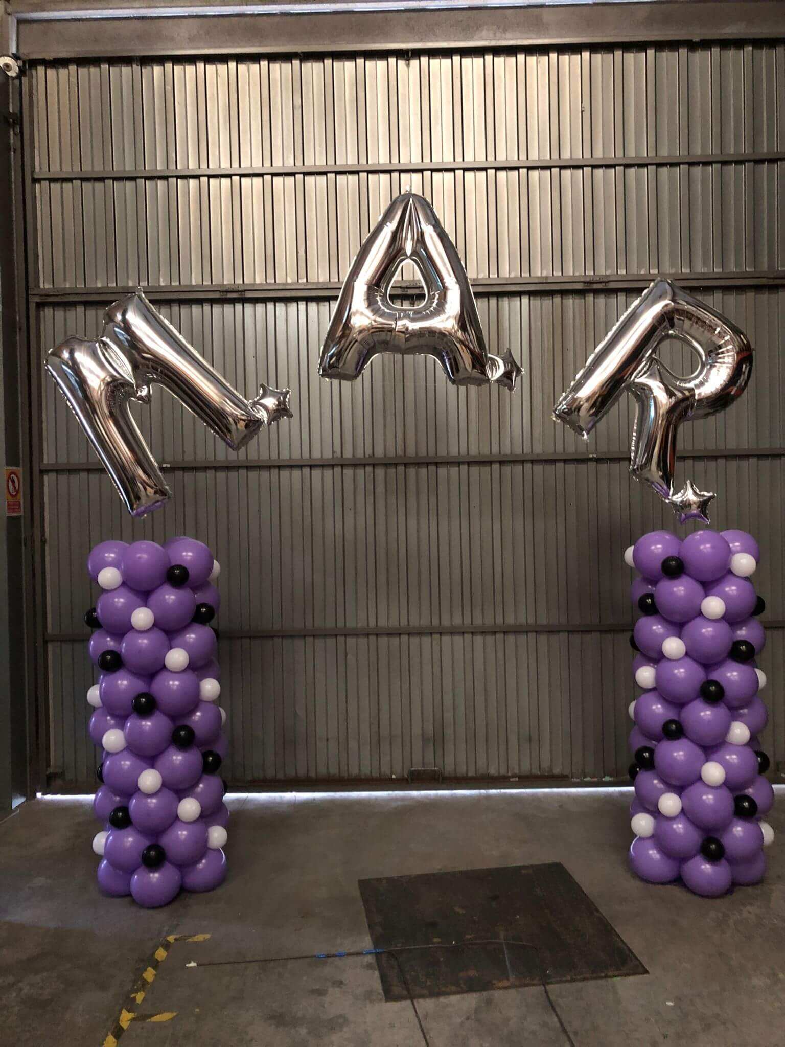 columnas de globos con arco de letras de globos - Giramón : Giramón